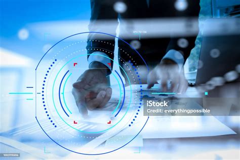 소셜 미디어 다이어그램으로 노트북 컴퓨터와 사무실 테이블에 비즈니스 문서 협력 사업 손 고객 참여에 대한 스톡 사진 및 기타 이미지 고객 참여 공연 과학 Istock