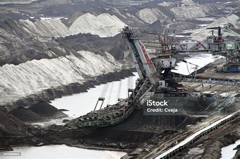 석탄 표면 광산의 거대한 굴착기 흥미로운 지질 학적 형태의 찌꺼기가 노천 탄광에 버려집니다 0명에 대한 스톡 사진 및 기타 이미지 Istock