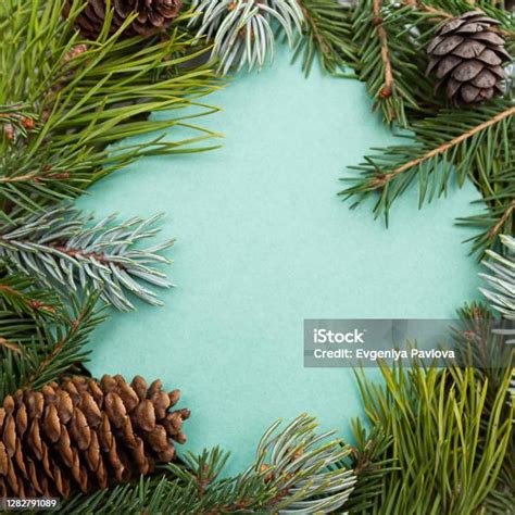 다양한 전나무 가지와 원두의 배경에 종이의 빈 녹색 시트 전나무 가지로 만든 프레임 0명에 대한 스톡 사진 및 기타 이미지 0명 12월 개념 Istock