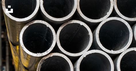 나무 테이블에 회색 플라스틱 컵 사진 Unsplash의 무료 산업의 이미지