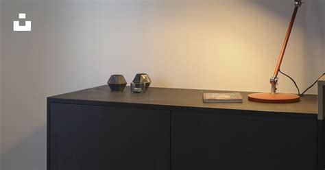 검은색 나무 책상과 갈색 책상 램프 사진 Unsplash의 무료 내부 이미지