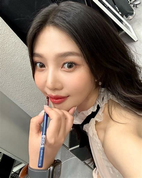 더쿠 레드벨벳 데뷔 9주년 기념 셀카 포카 꾸미기 1등한 조이