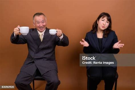 두 명의 성숙한 아시아 실업가 및 배경색에 대 한 실업의 스튜디오 샷 2명에 대한 스톡 사진 및 기타 이미지 2명 40