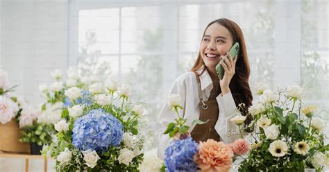 집에서 일하는 주문 플로리스트 꽃 Bouqet 꽃병 배달 꽃 디자인 상점을 준비하기 위해 클라이언트 주문에서 목록을 만드는 젊은 아시아 꽃집 행복 미소 젊은 아가씨 꽃