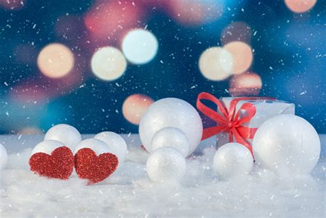 아름다운 눈 겨울 배경에 함께 두 아름다운 로맨틱 한 빈티지 빨간 마음 사랑과 세인트 발렌타인 데이 개념입니다 0명에 대한 스톡 사진 및 기타 이미지 Istock