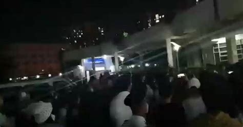 Бээжинд цар тахлын хязгаарлалтыг эсэргүүцсэн оюутнууд жагсжээ