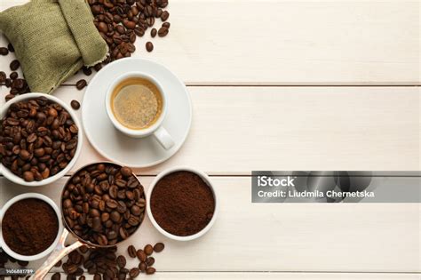 커피 원두 분말 및 음료 한 잔을 하얀 나무 테이블에 놓고 평평하게 누워 있습니다 텍스트를 위한 공간 0명에 대한 스톡 사진 및 기타 이미지 Istock