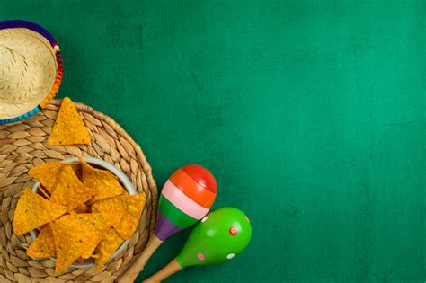 녹색 배경에 나초 칩 마라카스 솜브레로 모자가 있는 멕시코 파티 개념 Cinco De Mayo 휴일 축하 평면도 플랫 레이 배경 주제에 대한 스톡 사진 및 기타 이미지