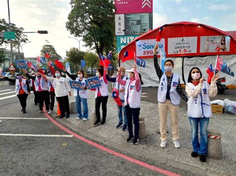 國民黨高雄市黨部在全市60個路口 站出來挺侯康