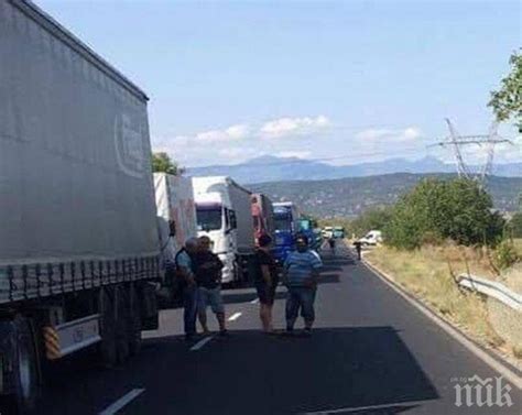 БЪРЗА РЕАКЦИЯ Загасиха горящия камион превозвал бутилки с метан Информационна агенция ПИК