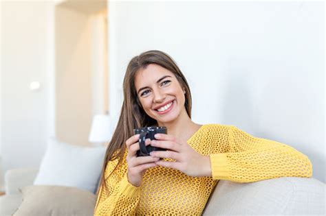 집에서 뜨거운 음료 한 잔 빈 공간을 가진 젊은 여성의 클로즈업 보기 사람 음료 및 레저 개념 집에서 차 또는 커피 한 잔을 가진 행복한 젊은 여성 20 29세에 대한 스톡