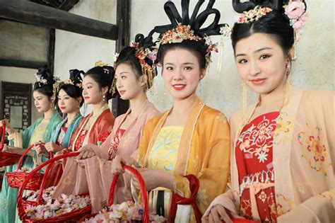浙江德清千年民俗蚕花庙会再现万人空巷