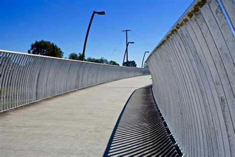 무료 이미지 통로 좁은 길 울타리 건축물 도로 다리 지붕 보도 수송 난간 선 푸른 하부 구조 모양