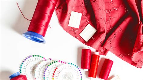 패션 배경 흰색 테이블 상단 보기에 빨간색 직물 핀 스레드 스풀 및 다양한 디자이너 액세서리 0명에 대한 스톡 사진 및 기타 이미지 Istock