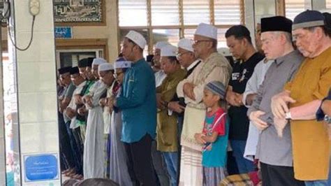 Ketabahan Abdur Rahman Amir Ruddin Pimpin Salat Jenazah Ayah Ibu Dan