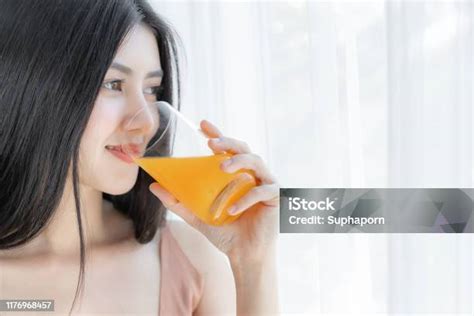 아름다운 아름다움 여자 아시아 귀여운 여자 느낌 행복한 마시는 오렌지 주스 좋은 건강에 대한 좋은 건강 그녀의 집 흰색 침실 배경에서 시간을 즐기고 라이프 스타일 뷰티 여자