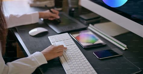 그래픽 디자이너 직업 태블릿에서 디지털 펜 스케치를 사용하고 창의적인 책상에서 컴퓨터로 작업하는 여성 사진 Unsplash의 테이블 이미지