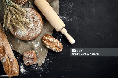 버 게 트 빵 구운된 빵 어두운 배경에 주위 뿌리고 밀가루와 밀가루와 밀 스파이크 구성의 평면도 0명에 대한 스톡 사진 및 기타 이미지 Istock