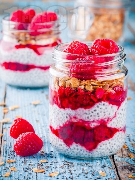 Бърз лесен и здравословен летен десерт с чия овесени ядки кисело мляко мед и пресни малини