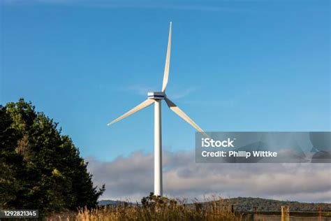 풍력 발전 단지에서 전기를 생산하는 대형 3블레이드 산업용 풍력 터빈 풍력발전기에 대한 스톡 사진 및 기타 이미지 풍력발전기