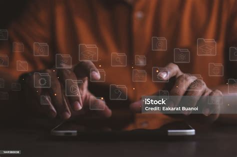 웨비나 인터넷 교육 온라인 학습 개념에 컴퓨터를 사용하는 흑인 사업가 가상현실에 대한 스톡 사진 및 기타 이미지 가상현실 거리가 먼 공부 Istock