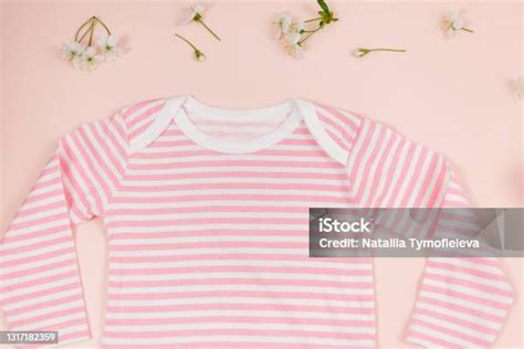 분홍색 테이블에 신생아 소년을위한 핑크 바디 수트 곰과 액세서리 유기농 면소재 유아 바디수트모형과 친환경 목제 장난감 베이비 샤워 축제 생일 장식 위쪽 보기 0명에 대한