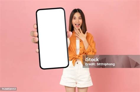 빈 화면의 스마트 폰 모형을 들고 분홍색 배경에 미소 짓는 아름다운 아시아 여성 이미지 기반 소셜 미디어에 대한 스톡 사진 및 기타 이미지 이미지 기반 소셜 미디어