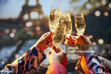 처녀 파티 프랑스의 주요 명소 앞에서 스파클 와인 잔을 들고 있는 여성의 손을 클로즈업한 사진 여행하고 휴식을 취하십시오 샴페인