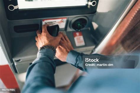 Atm에서 핀 코드를 입력하는 남자 현금 자동 입출금기에 대한 스톡 사진 및 기타 이미지 현금 자동 입출금기 가리기 교환 Istock