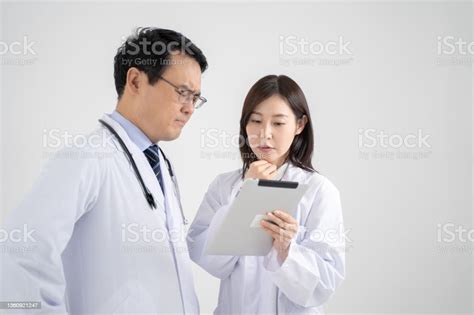 태블릿 화이트 배경과 상담 하는 남성과 여성을 위한 흰색 코트에 의료 종사자 2명에 대한 스톡 사진 및 기타 이미지 2명 30 39세 35 39세 Istock