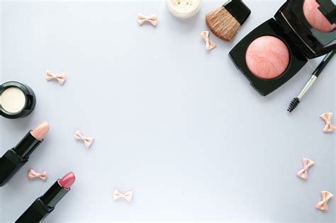 화장품 포장makeup 보라색 배경 설정입니다 그룹 브러시 재단 아이 섀도 립스틱 파우더 스킨케어 크림 세럼 얼굴 아름다움 제품입니다 화장품입니다 아티스트 부속품을 확인