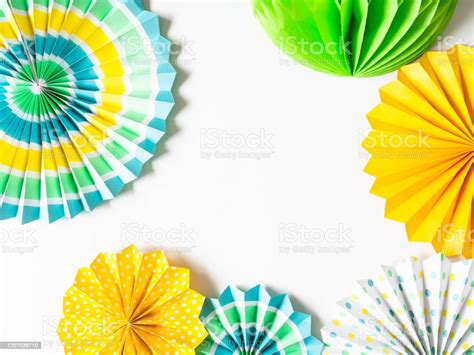 흰색 배경에 휴일과 파티를위한 다양한 여러 가지 빛깔의 둥근 종이 장식 맨 위 보기 복사 공간 0명에 대한 스톡 사진 및 기타 이미지 Istock