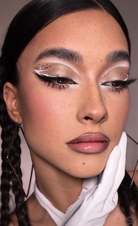 50 Makeup Looks To Make You Shine In 2023 Nude White Graphic Liner