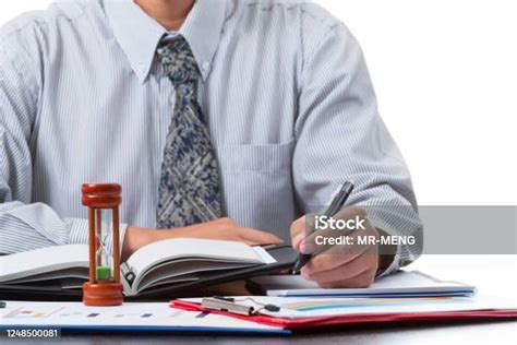 판매 그림 보고서에서 메모를 복용하고 흰색 배경에 모래 유리에서 시간을 확인 사업가 그래프에 대한 스톡 사진 및 기타 이미지 그래프 길이 남성 Istock