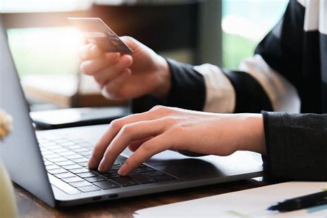 온라인 쇼핑을 위한 신용 카드를 사용 하 여 여자 손 온라인 쇼핑 개념입니다 닫 다 개념에 대한 스톡 사진 및 기타 이미지 개념 개념과 주제 계산기 Istock