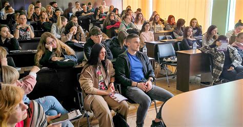 В Асеновград средношколците питат за предимството на ВУСИ пред държавния вуз ВУСИ Висше