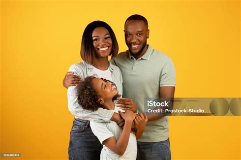 행복한 가족 노란 배경을 통해 카메라를 껴안고 미소 지으며 딸과 함께 아프리카계 미국인 부모를 사랑 가족에 대한 스톡 사진 및 기타 이미지 Istock
