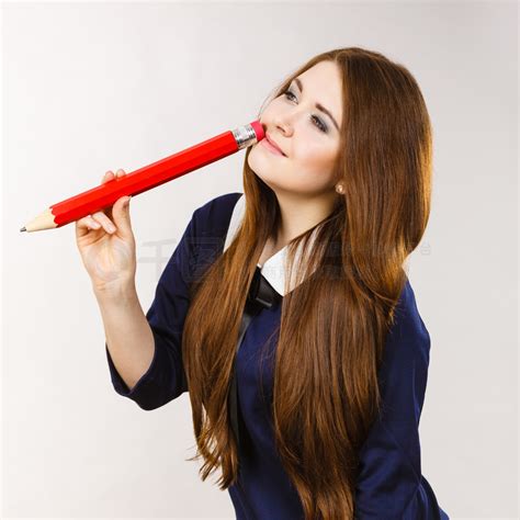 连衣裙高清图片 学生女大学生看起来优雅的女人穿着深色连衣裙拿着大号超大铅笔。女学生看起来拿着大铅笔的优雅女人 人像图片免费下载 格式 3621像素 编号70105575 千图网
