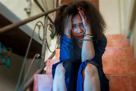 계단에 우울 한 50 대 여성의 극적인 초상화 성숙한 여성 슬프고 외로운 고통 우울증과 중년 위기는 버려진 절망 느낌 계단에