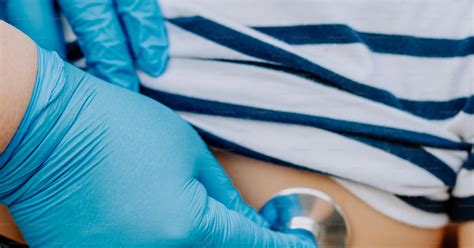 파란 장갑을 끼고 청진기를 등에 메고 있는 사람 사진 Unsplash의 심사 이미지