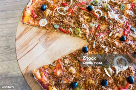 나무 쟁반에 이탈리아 피자와 치즈 고기 올리브 양파 Pepers의 상위 뷰 0명에 대한 스톡 사진 및 기타 이미지 0명