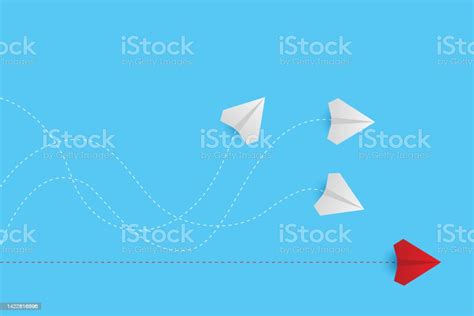 파란색 배경에 창조적 인 종이 비행기 다르게 개념을 생각하십시오 방향을 바꾸는 빨간 비행기 새로운 아이디어 변화 추세 용기 창조적 인 솔루션 혁신 및 독특한 개념 성장