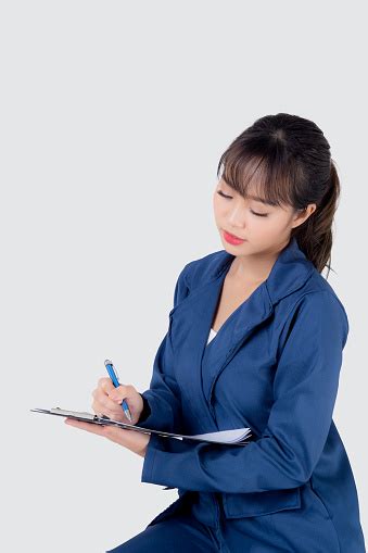 아름다운 초상화 젊은 비즈니스 아시아 여성은 흰색 배경에 고립 된 성공을 위해 클립 보드에 생각하고 글을 쓰고 자신감있는 사업가 계획과 영감과 성공에 대한 아이디어 건강한