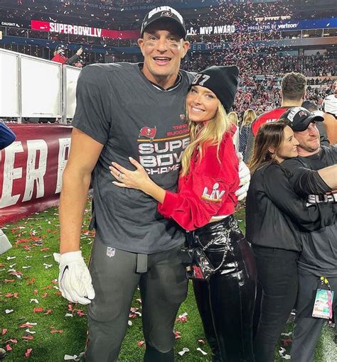 Nfl Girlfriends And Wives Outfits Spice Up Game Day Acadia Broadcasting