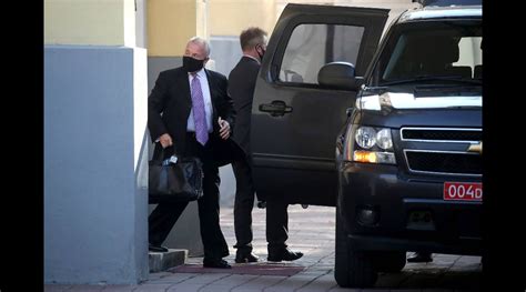 Посол США в России выехал из резиденции с багажом