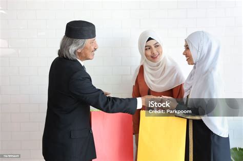 무슬림 상인 남자 주는 쇼핑 백 에 젊은 아랍 고객 소녀 와 미소 가방에 대한 스톡 사진 및 기타 이미지 가방 고객 단정한 의류 Istock