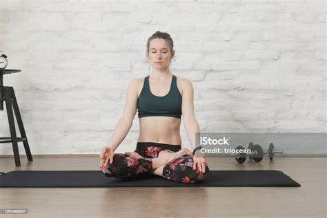 명상과 호흡 운동을 연습하는 젊은 여성 웰빙과 자기 관리 개념 30 34세에 대한 스톡 사진 및 기타 이미지 30 34세 Pranayama 개념 Istock