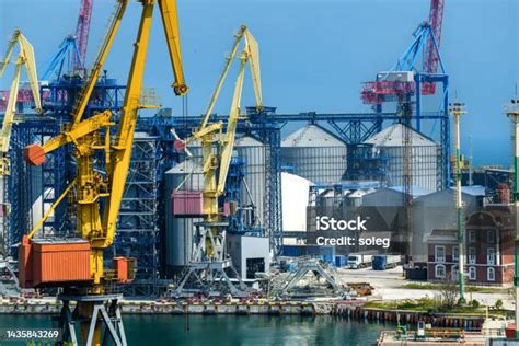항구 해상 크레인 및 건화물선 곡물 사일로 벌크 캐리어 선박 및 곡물 저장 엘리베이터 해상화물 운송의 개념 산업 인프라 0명에 대한 스톡 사진 및 기타 이미지 Istock