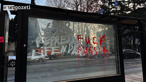 შსს ცეცხლი წაუკიდეს პოლიციის ავტომანქანებს დააზიანეს ავტობუსი