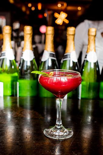 미모사 칵테일 샴페인 차가운 오렌지 주스로 만든 샴페인 칵테일 플루트에 잘라 오렌지 조각으로 장식 브런치 조식 결혼식에서 전통 음료를 즐기실 수 있습니다 0명에 대한 스톡